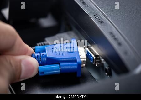 Blauer VGA-Anschluss (Video Graphics Array) und Kabel für die ...