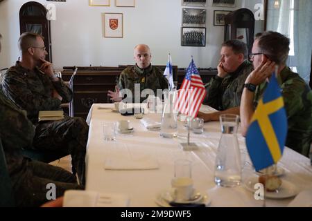 USA Marinekorps-Oberst Robert Hallett trifft sich mit finnischem ...