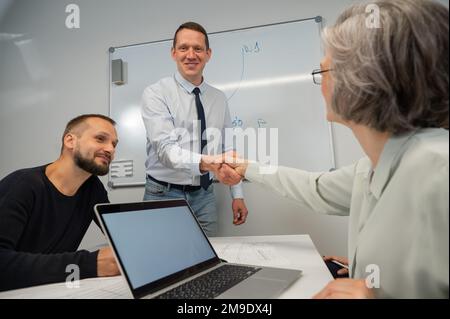 Der Vorgesetzte hält eine Präsentation vor den unterstellten ...