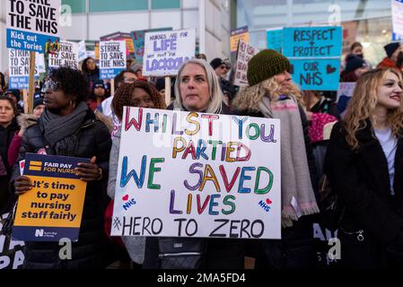 Demonstranten versammelten sich vor dem University College London und ...