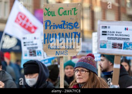 Demonstranten versammelten sich vor dem University College London und ...