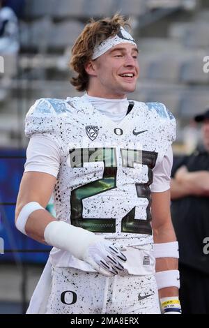 Oregon wide receiver Chase Cota (23) looks up at the scoreboard video ...