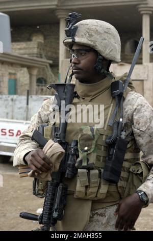 Die irakischen Sicherheitskräfte Soldaten bereiten Ihre M16 A2 Gewehre ...