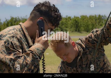 USA Marinekorps CPL. Melvin Hernandez, Left, und Sgt. Lucas Principato ...