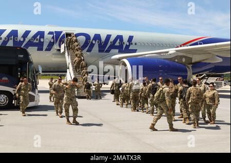 Etwa 200 Soldaten der 252. Quartermaster Company, 728 ...