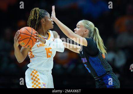 19. Januar 2023: Alberte Rimdal #5 der Florida Gators spielt den Ball während des NCAA ...