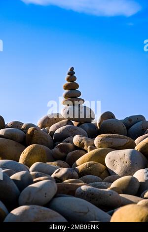 Ein ausgewogenes Cairn am Strand der kleinen Stadt Castle di Tusa ...