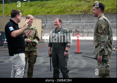 Von links, USA Botschafter in Palau John Hennessy-Niland spricht mit ...