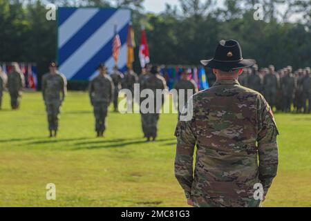 LT. Colonel James E. Perkins, Mitte rechts, eingehender Kommandeur der ...