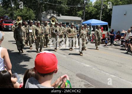 Sgt. Leslie Castro, die Trommelmajor, leitet ihre Einheit in Crystal ...