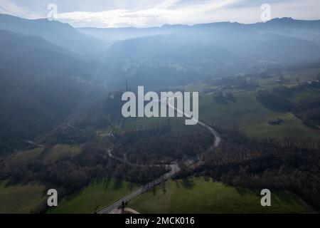 Morfasso, Piacenza, Emilia Romagna, Italien Dronenblick auf die Grotte ...