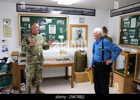 Der ehemalige Fort McCoy Garrison Commander Colonel Michael Poss und ...