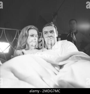 Film Feuerball 1965 Sean Connery und Luciana Paluzzi Dreharbeiten Bett ...