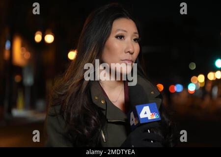 KNBC4 Los Angeles Reporter Tracey Leong in der Nähe eines Tatorts im ...
