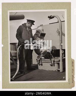 Dieses Bild zeigt ein in Brand geratenes Schiff mit dickem Rauch und ...