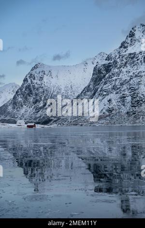 Blick auf Flakstad und den Strand von Skagsanden, Berge und Fjord ...