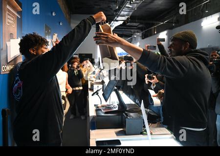 Besitzer Roland Conner (r) kauft erstmals Marihuana von seinem Sohn ...