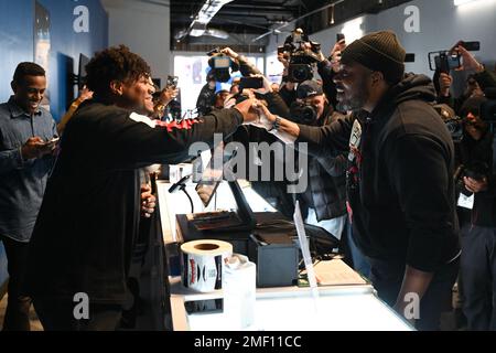 Besitzer Roland Conner (r) kauft erstmals Marihuana von seinem Sohn ...