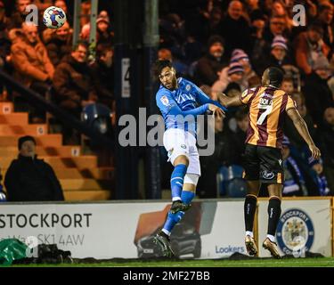 Kyle Wootton #19 von Stockport County versucht beim Sky Bet League 2 ...