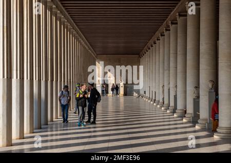 Ein Bild der Stoa von Attalos aus der Sicht des Inneren der Kolonnade ...