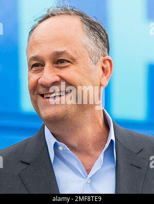 Der zweite Gentleman Doug Emhoff und Mitglieder der US-Delegation zu ...