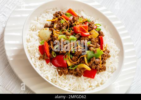 Knuspriges Rinderhack mit gebratenem Gemüse und einer klebrigen süßen ...