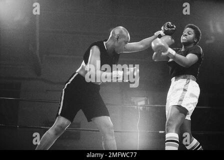 Marian "Lady Tyger" Trimiar, right, of New York City, starts for Gwen ...