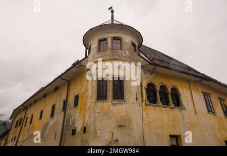 Das historische Schloss Pustal in Skofja Loka in Gorenjska, Slowenien ...