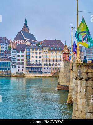 BASEL, SCHWEIZ - 1. APRIL 2022: Historische bescheidene Häuser auf dem ...