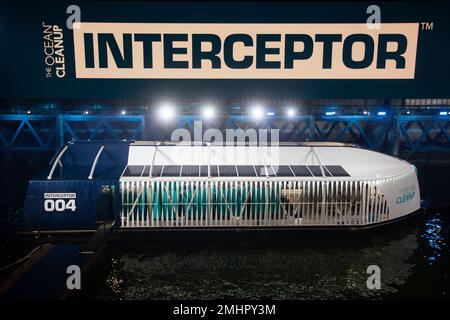 Young Dutch inventor Boyan Slat, on screen left, unveils the ...