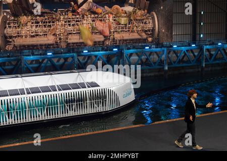 Young Dutch inventor Boyan Slat, on screen left, unveils the ...