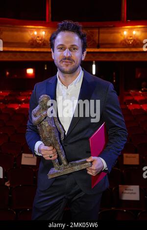 Hamburg, Deutschland. 28. Januar 2023. Charly Hübner (l), Laudator und ...
