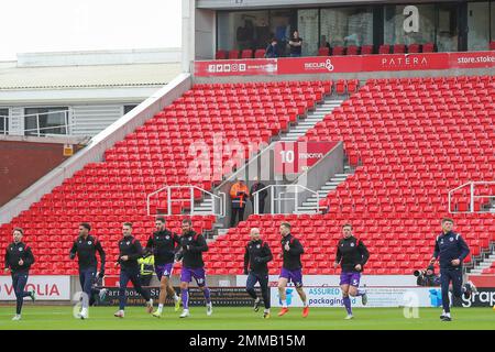 Stevenage-Spieler wärmen sich vor dem Spiel der dritten Runde des ...