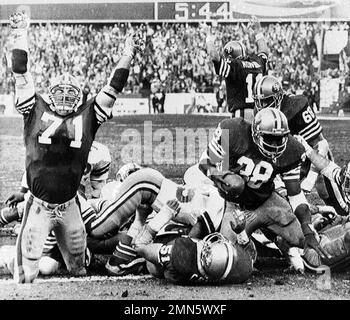 FILE - San Francisco 49ers' Keith Fahnhorst (71) and Joe Montana, rear ...
