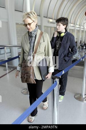 Annette Bening und ihr Sohn Benjamin kommen am Flughafen LAX an und ...
