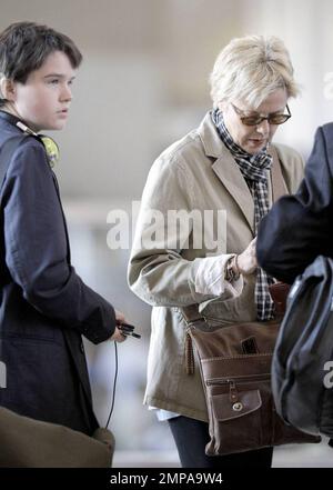 Annette Bening und ihr Sohn Benjamin kommen am Flughafen LAX an und ...