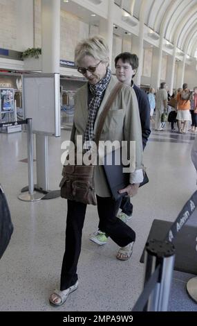 Annette Bening und ihr Sohn Benjamin kommen am Flughafen LAX an und ...