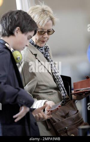 Annette Bening und ihr Sohn Benjamin kommen am Flughafen LAX an und ...