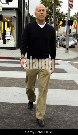 EXKLUSIV!! Bruce Willis sieht scharf aus in einem schwarzen Pullover ...