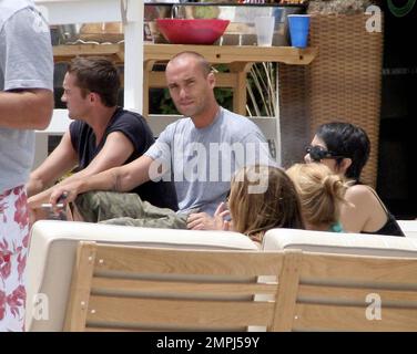 Calum Best feiert den Unabhängigkeitstag auf zwei Strandhaus-Partys in Malibu, Kalifornien. Eine ...