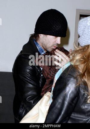 Colin Farrell wiegt seinen Sohn Henry Tadeusz in einer Decke, während ...