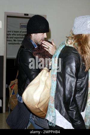 Colin Farrell wiegt seinen Sohn Henry Tadeusz in einer Decke, während ...