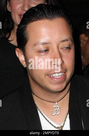 Efren Ramirez ist von den Damen umgeben, wenn er die Eröffnungsparty ...