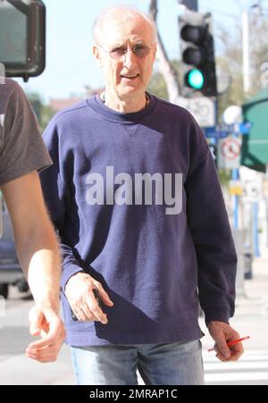 EXKLUSIV!! Der Schauspieler James Cromwell lächelt, während er zum ...