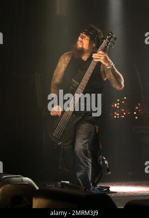 Reginald 'Fieldy' Arvizu von Korn tritt im Fillmore Miami Beach, Jackie ...