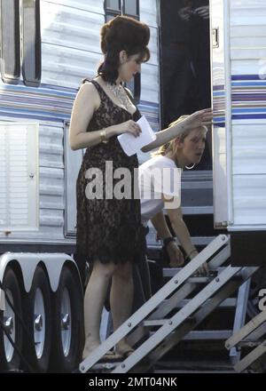 EXKLUSIV!! Melanie Lynskey bereitet sich darauf vor, eine Szene am Set ...