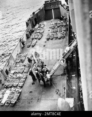 U.S. Coast Guardsmen von der Port Security Unit 309 und U.S. Airmen von ...