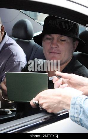 Der Boxmeister Ricky Hatton steckt im Stau. Mit geöffnetem Fenster ...