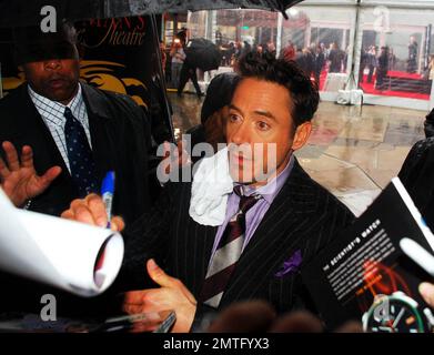 Robert Downey Jr trotzt einem düsteren Regentag in LA, als er das ...