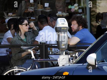 Die Komiker Sarah Silverman und Jeffrey Ross verbringen einen Nachmittag zusammen und machen in ...